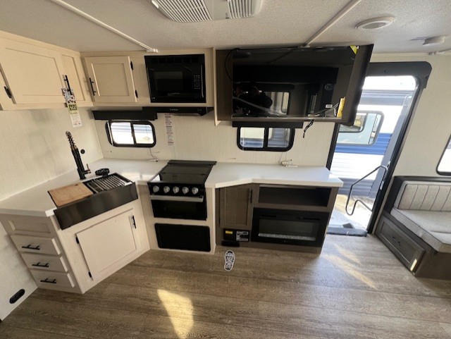 2025 Alpha Wolf Limited 2500RL-L Couples Camper Trailer RV – Steinbach ...