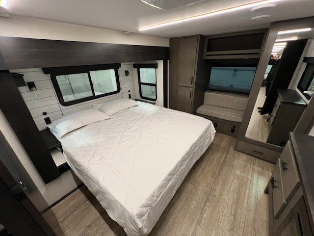 2025 Arctic Wolf Limited 3650 Suite Series Bunk Room 5th Wheel Camper ...